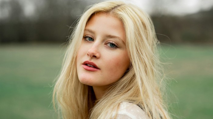 Remove Distractions from Portraits using AI in Photoshop - PHLEARN